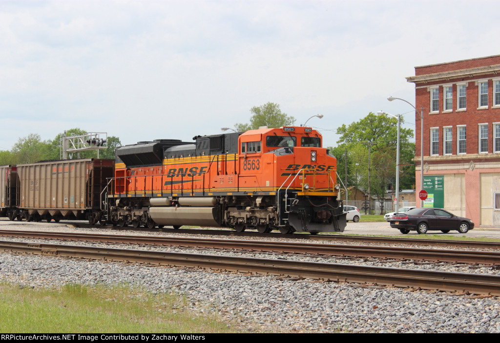 BNSF 8563